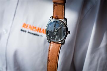 Holthinrichs Watches watch face with reflection