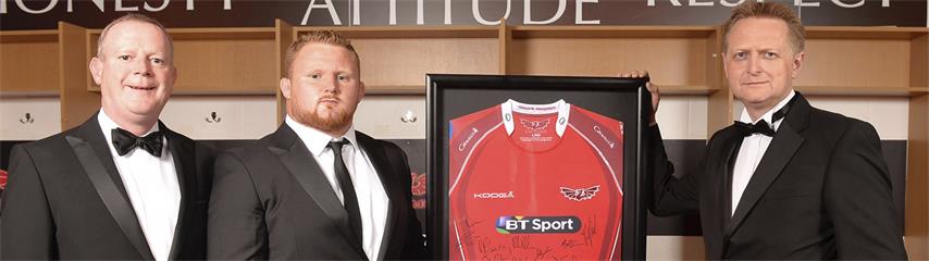 Scarlets Rugby star Samson Lee with Gareth Hankins (l) and Chris ...